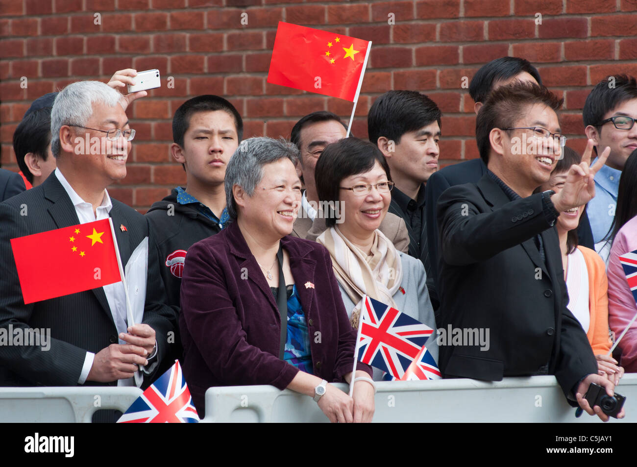 Chinese people living in UK welcome the Chinese Prime Minister on his ...
