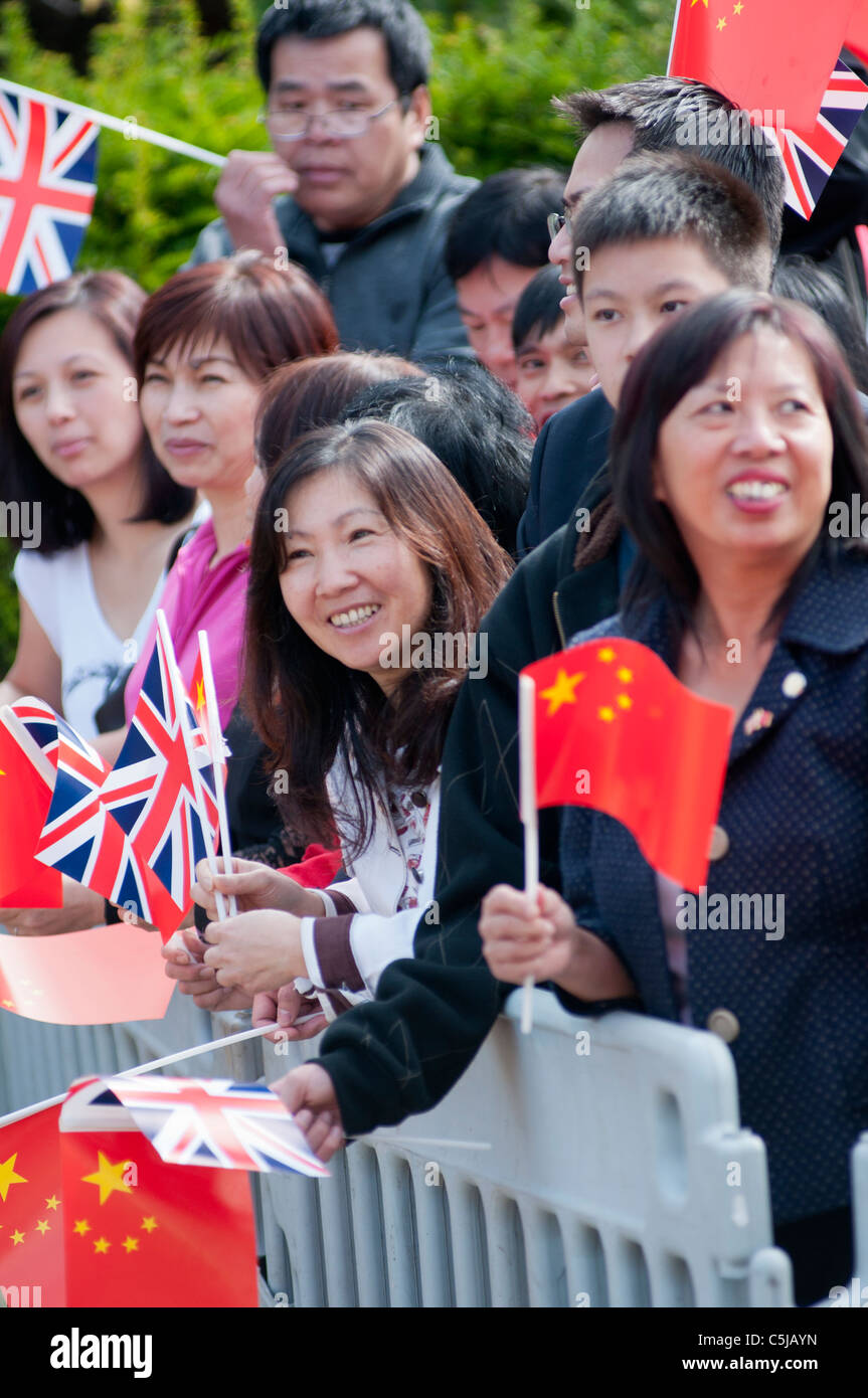 Chinese people living in UK welcome the Chinese Prime Minister on his ...