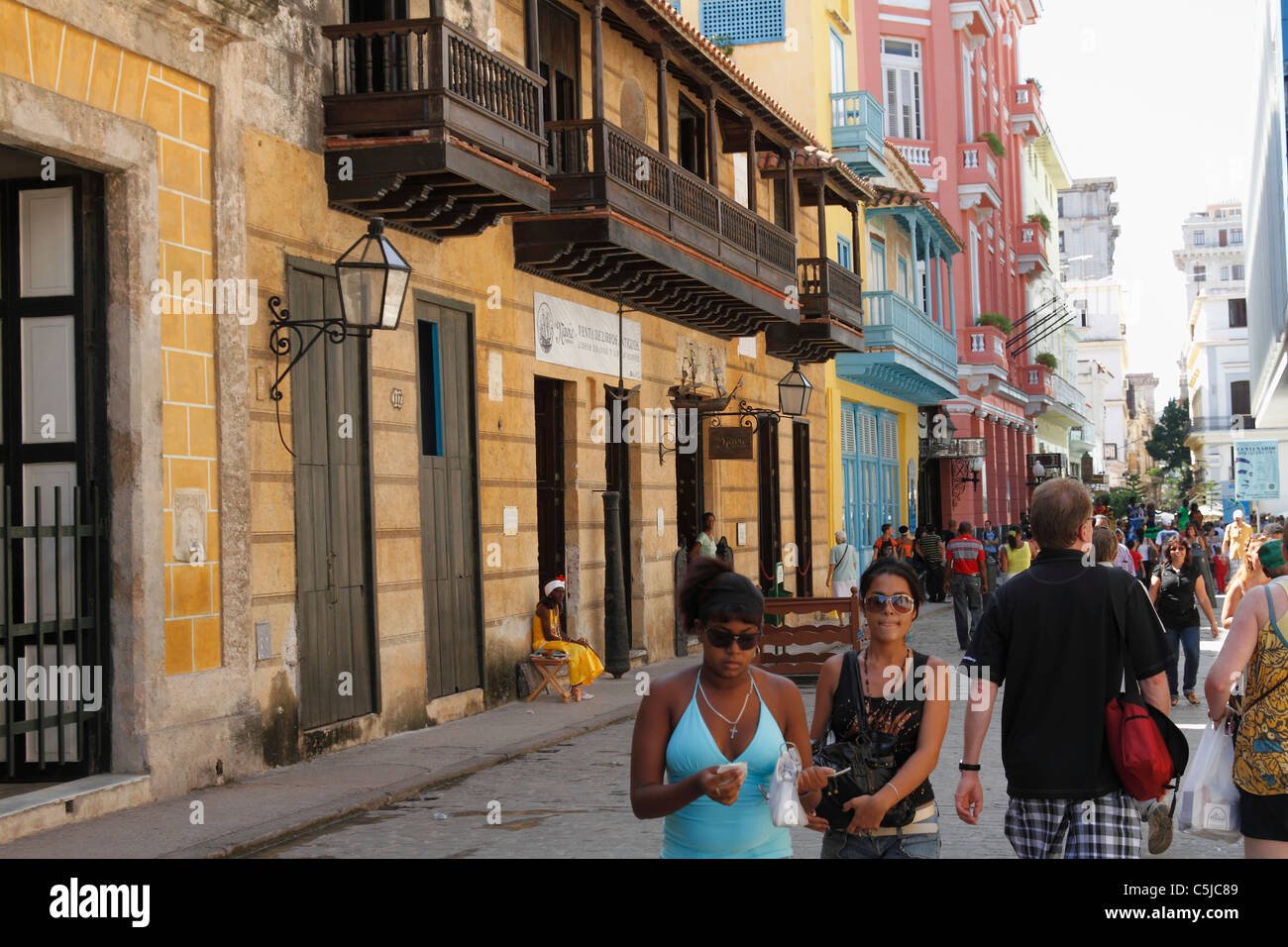 Havana cuba street view hi-res stock photography and images - Alamy