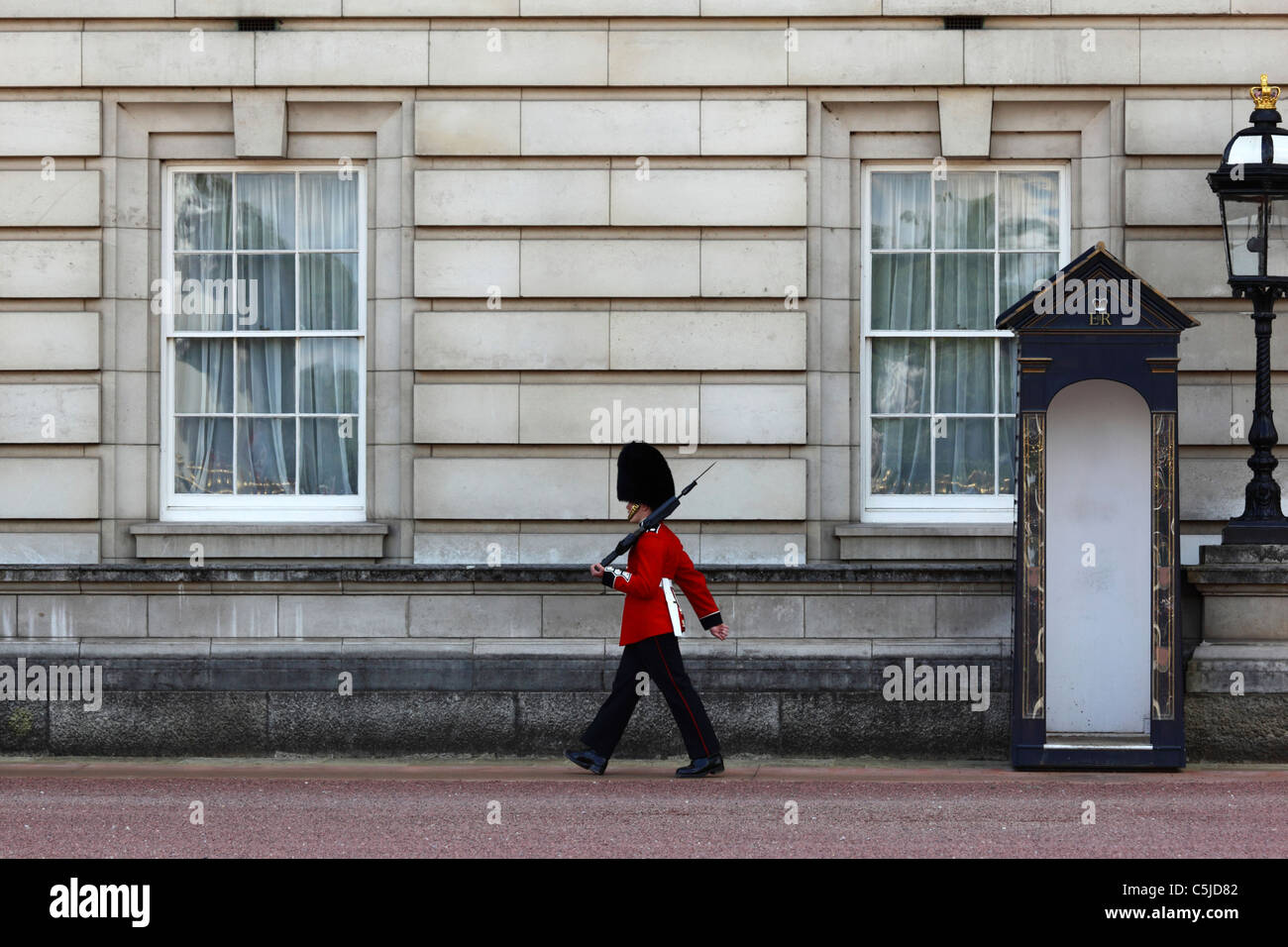 Buckingham palace queens guards box hi-res stock photography and images ...