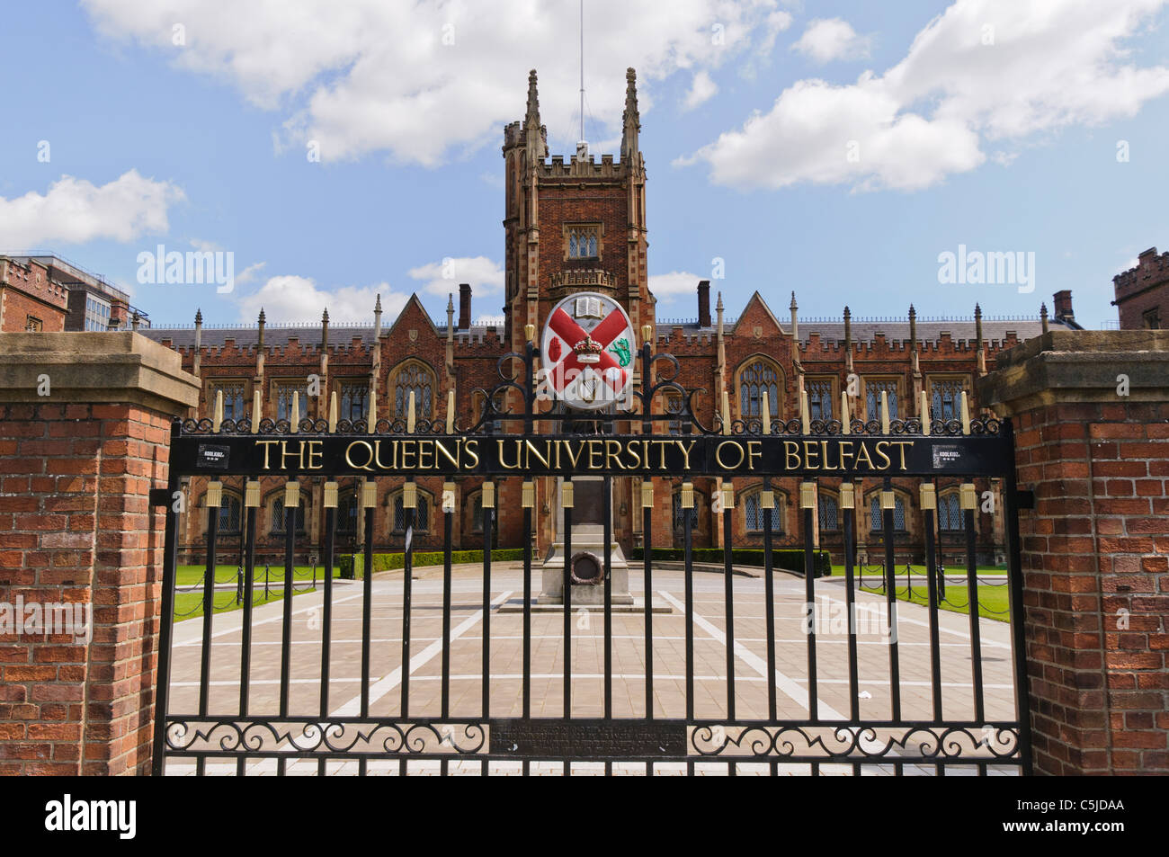 Entrance gate university building hi-res stock photography and images ...