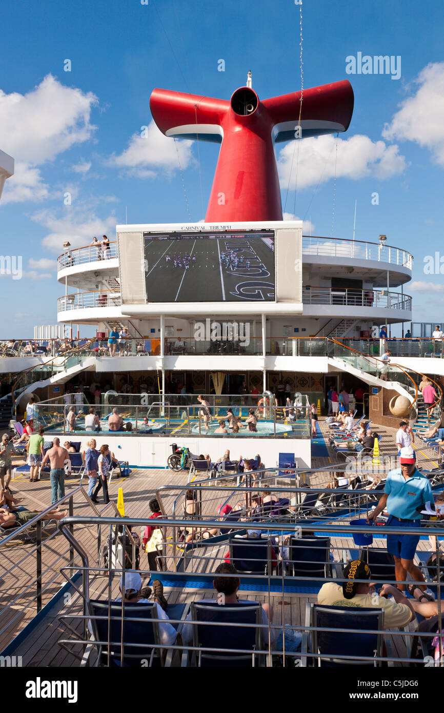 Nfl game television screen hi-res stock photography and images - Alamy