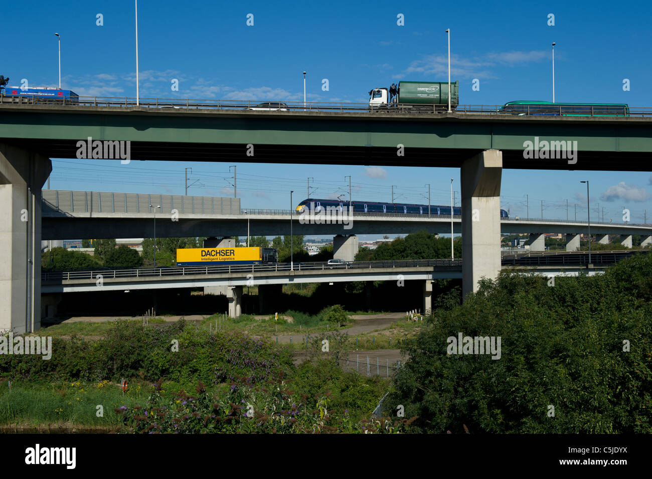 Three way traffic. Two directions of traffic using Dartford River ...