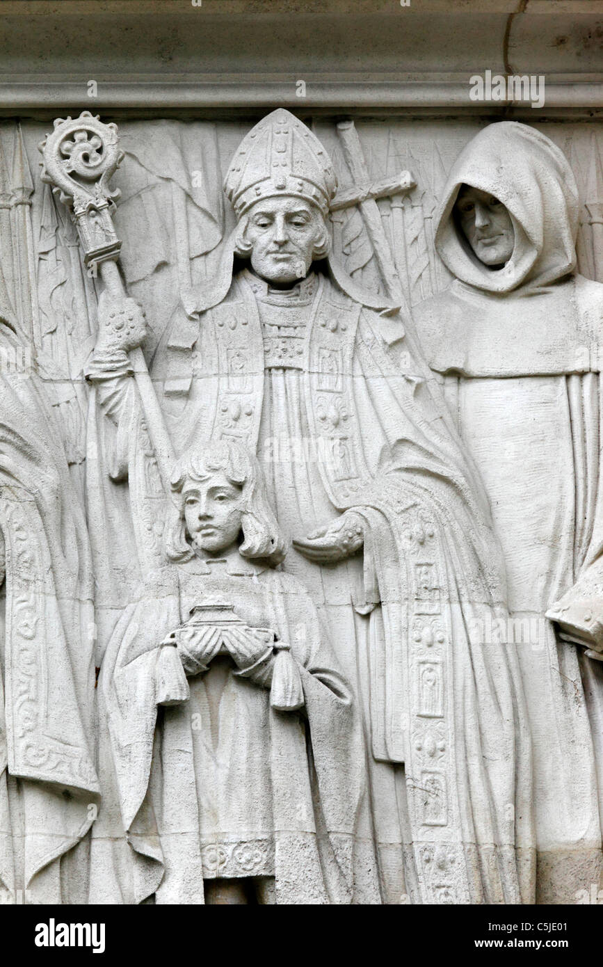 Detail of stone carving over entrance of the Middlesex Guildhall ...