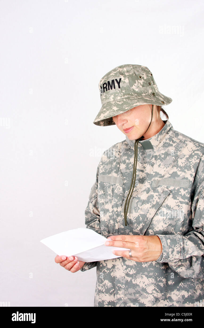 Soldier reading letter hi-res stock photography and images - Alamy