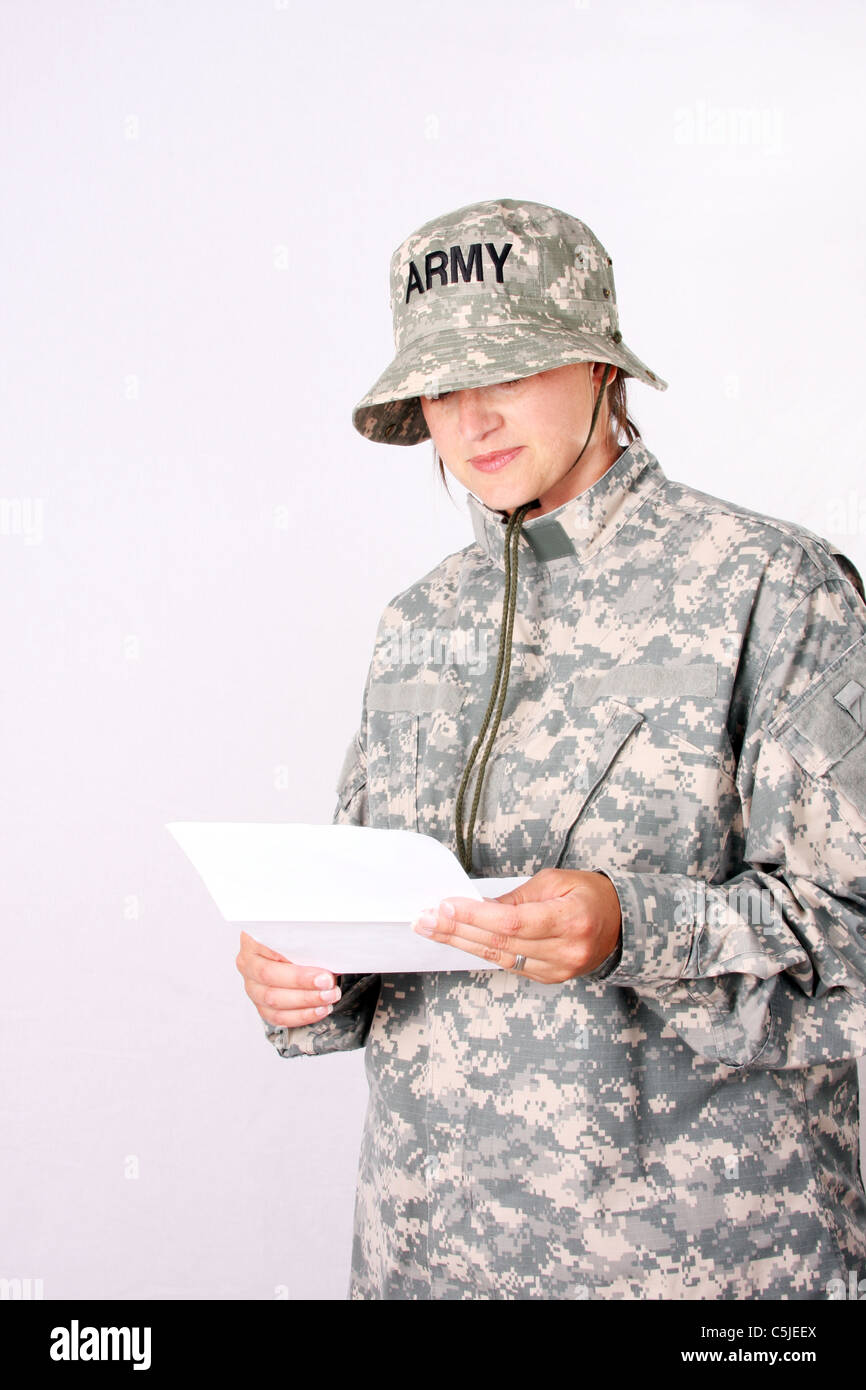 Soldier reading letter hi-res stock photography and images - Alamy