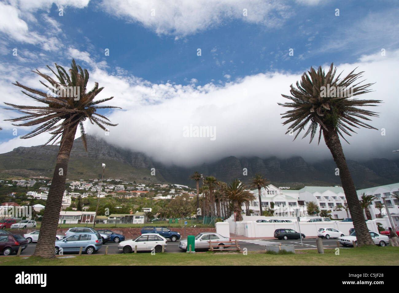 Table Top Mountain under table cloth seen from Camps Bay beach Stock ...
