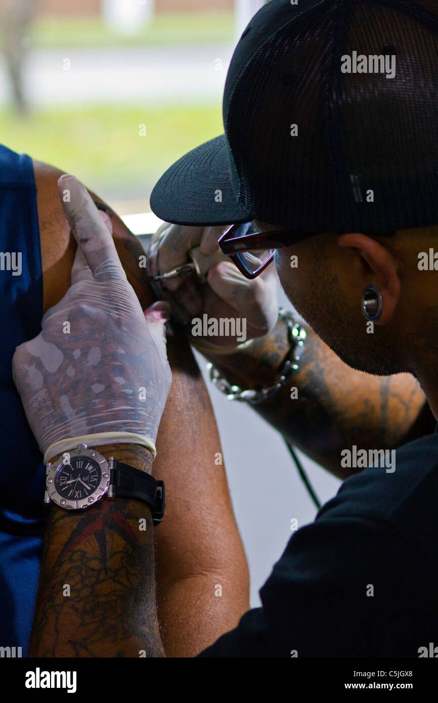 Tattoo in progress Stock Photo - Alamy