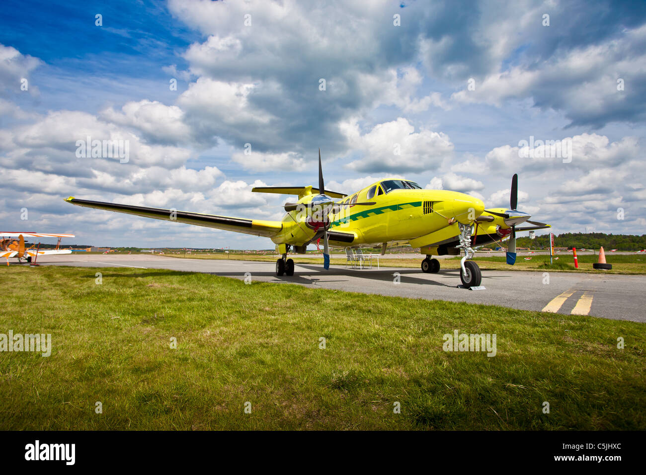 Aircraft airfield hi-res stock photography and images - Alamy