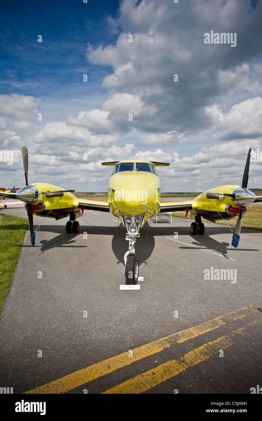 Aircraft on runway hi-res stock photography and images - Alamy