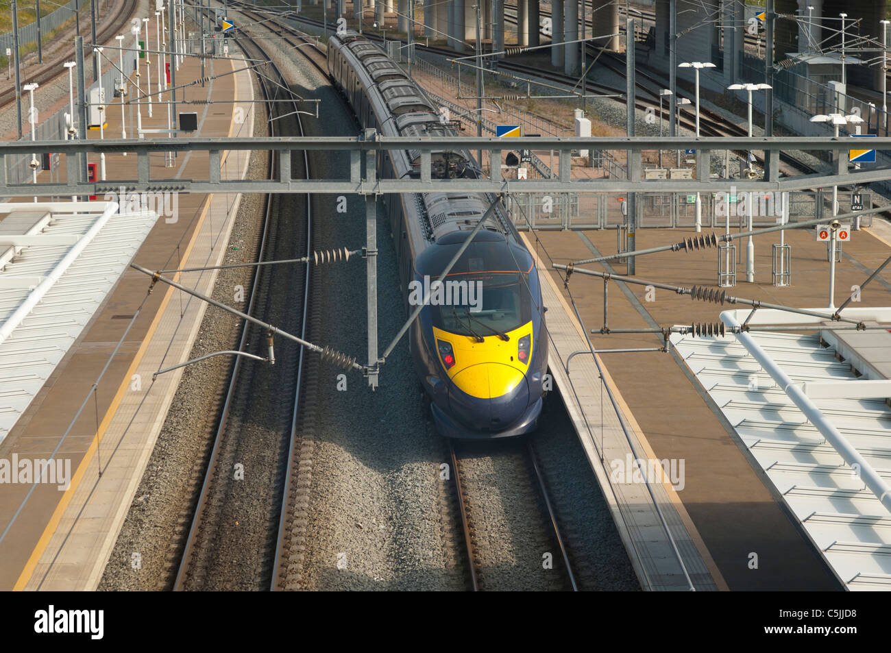 A Hitachi class 395 high speed train waits in the station at Ebbsfleet ...