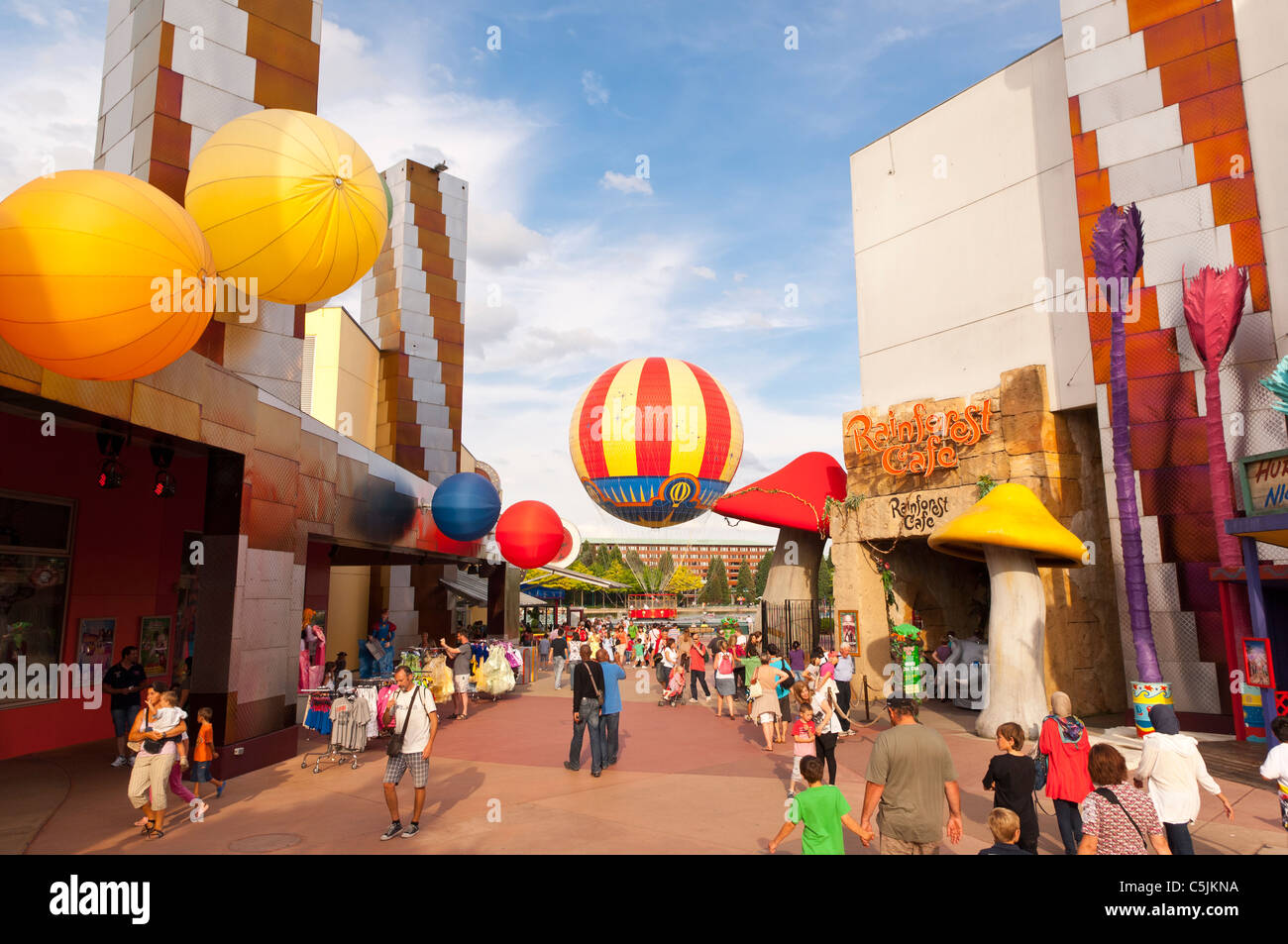 Disney park people hi-res stock photography and images - Alamy