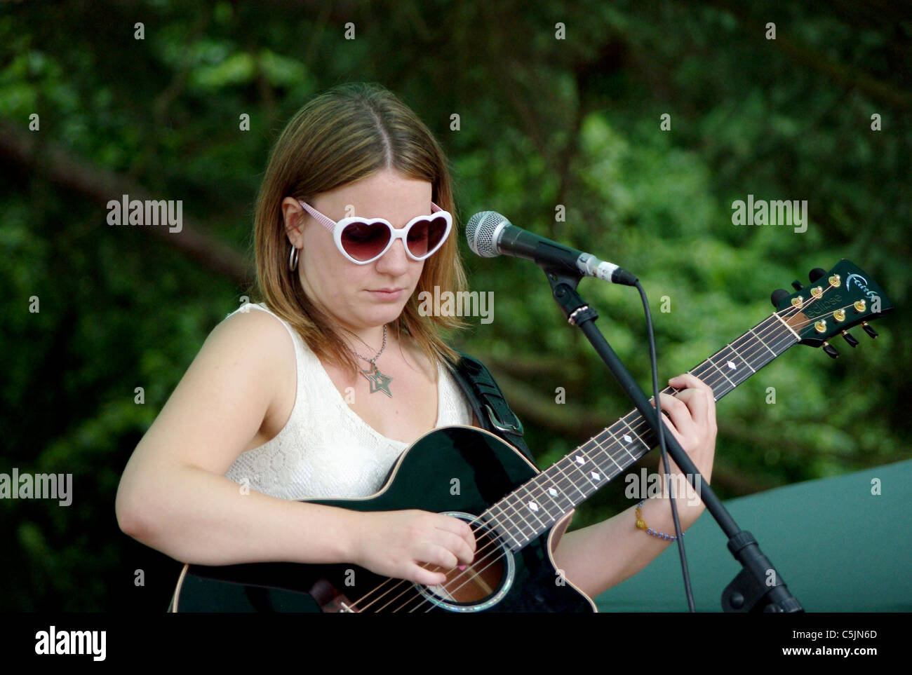 Open air singer hi-res stock photography and images - Alamy