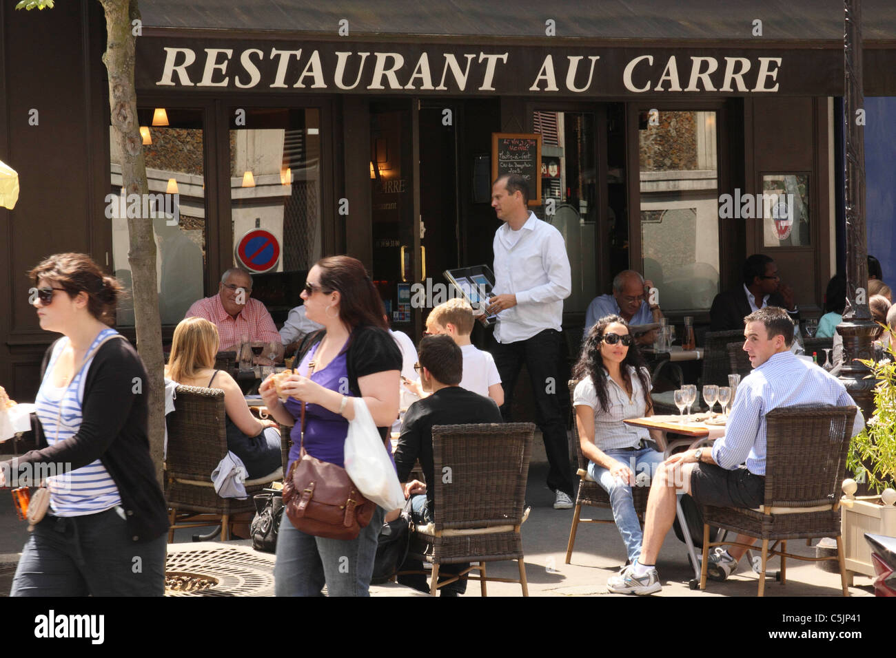 Diners eating lunch outside a Paris restaurant in Versailles Stock ...