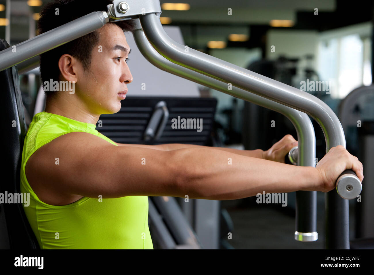 Muscular man using weights machine hi-res stock photography and images ...