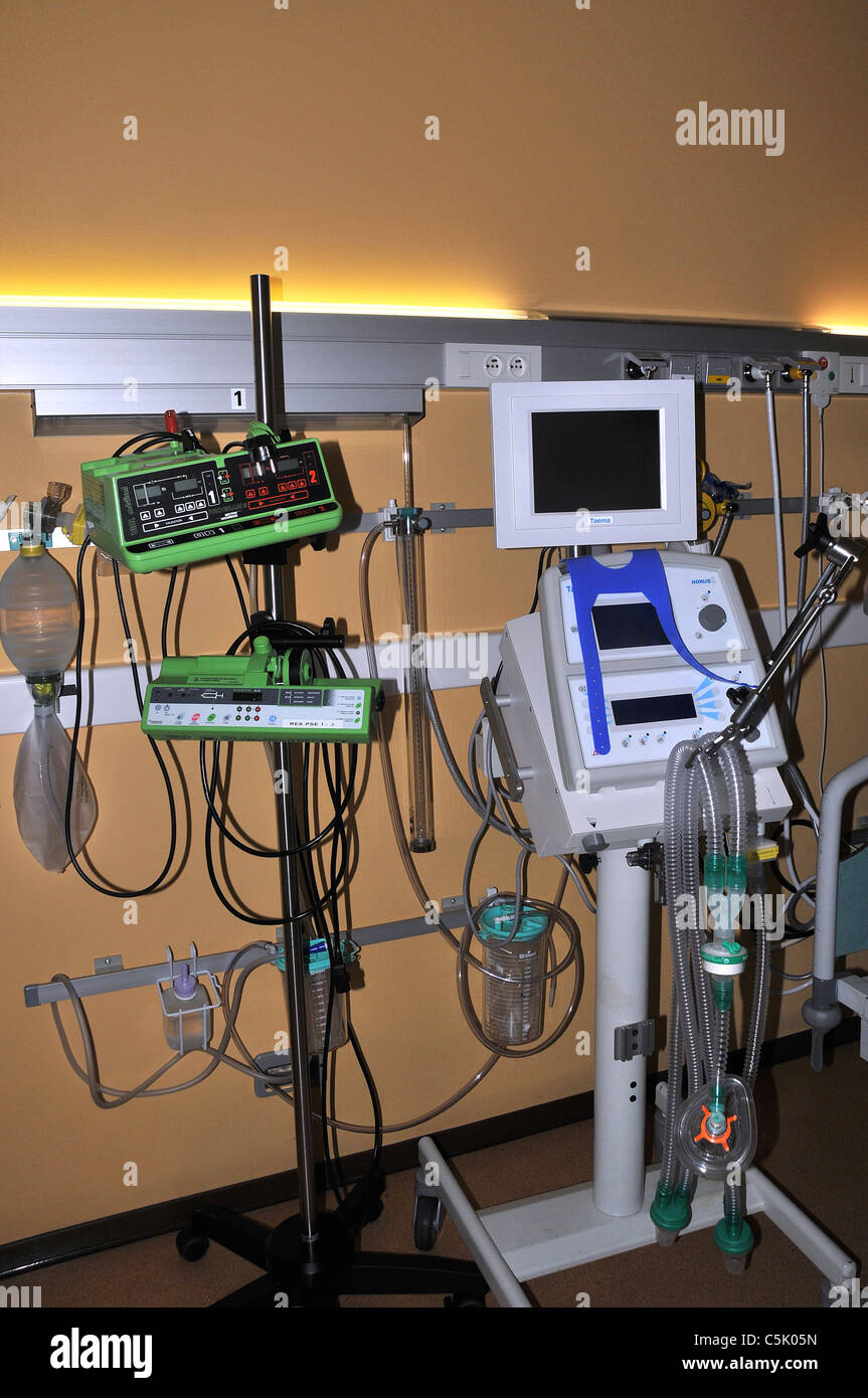 medecine material hospital room intensive care unit Stock Photo - Alamy