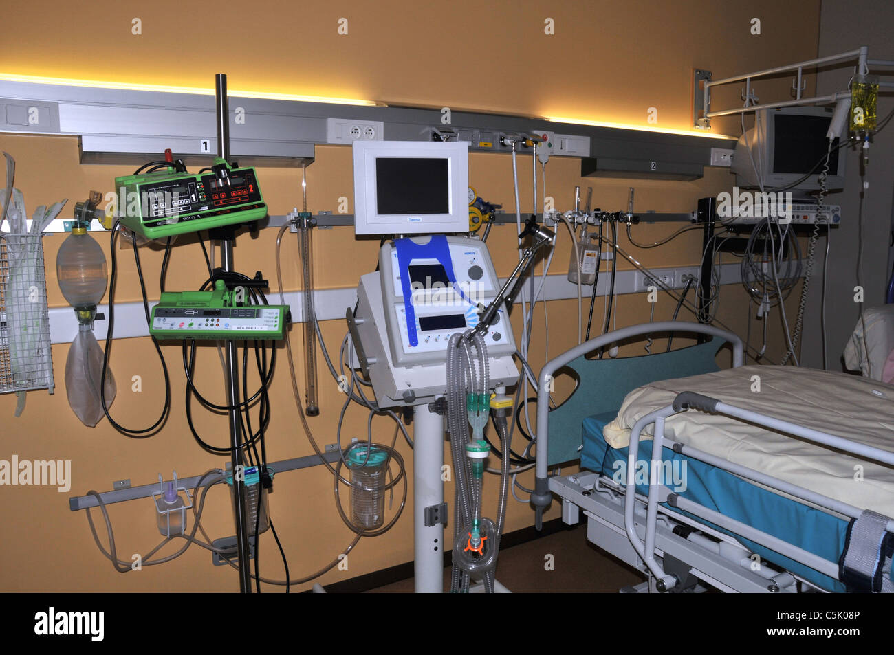 hospital room intensive care unit France Stock Photo - Alamy