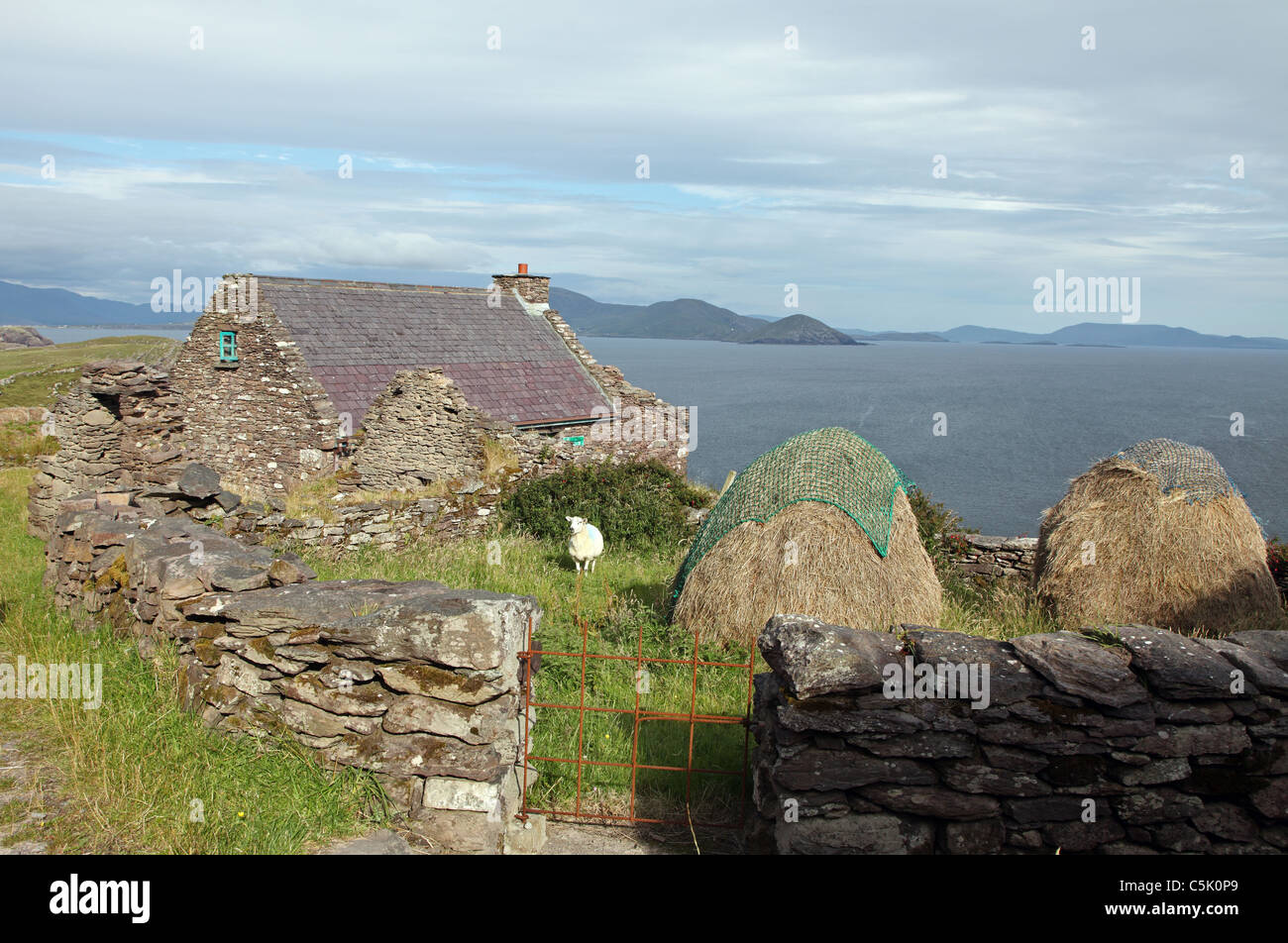 cottage in Cill Rialaig, artists retreat in a one time Irish famine ...