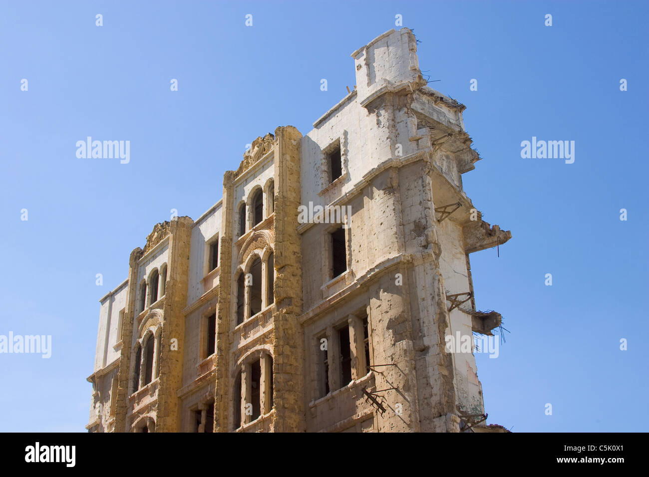 Lebanon damaged building war hi-res stock photography and images - Alamy