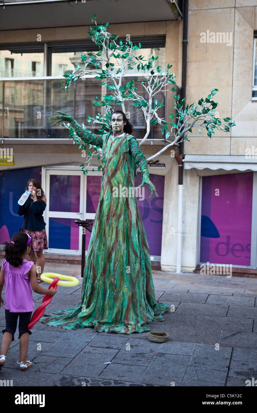 Avignon Festival : Actors and actresses : The Man-tree Stock Photo - Alamy