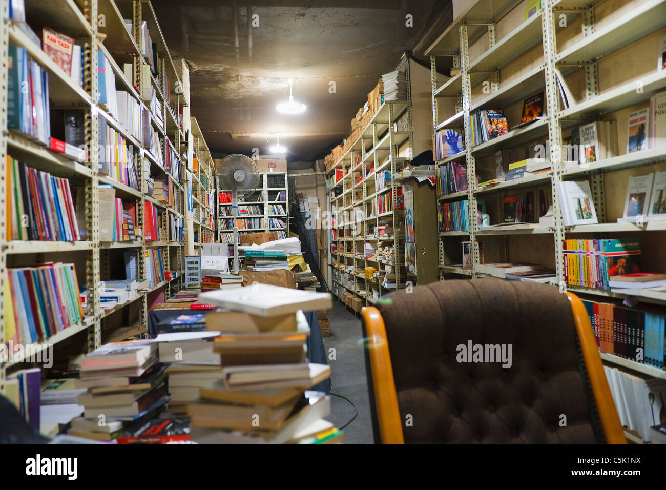 Disorganized bookshelf hi-res stock photography and images - Alamy