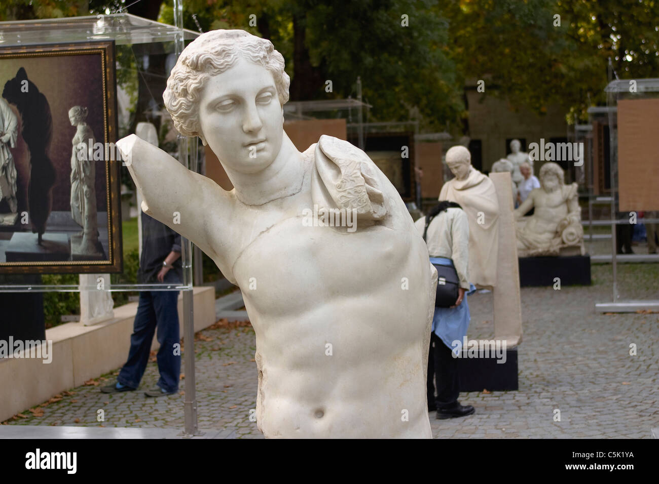 Statue apollo hi-res stock photography and images - Alamy