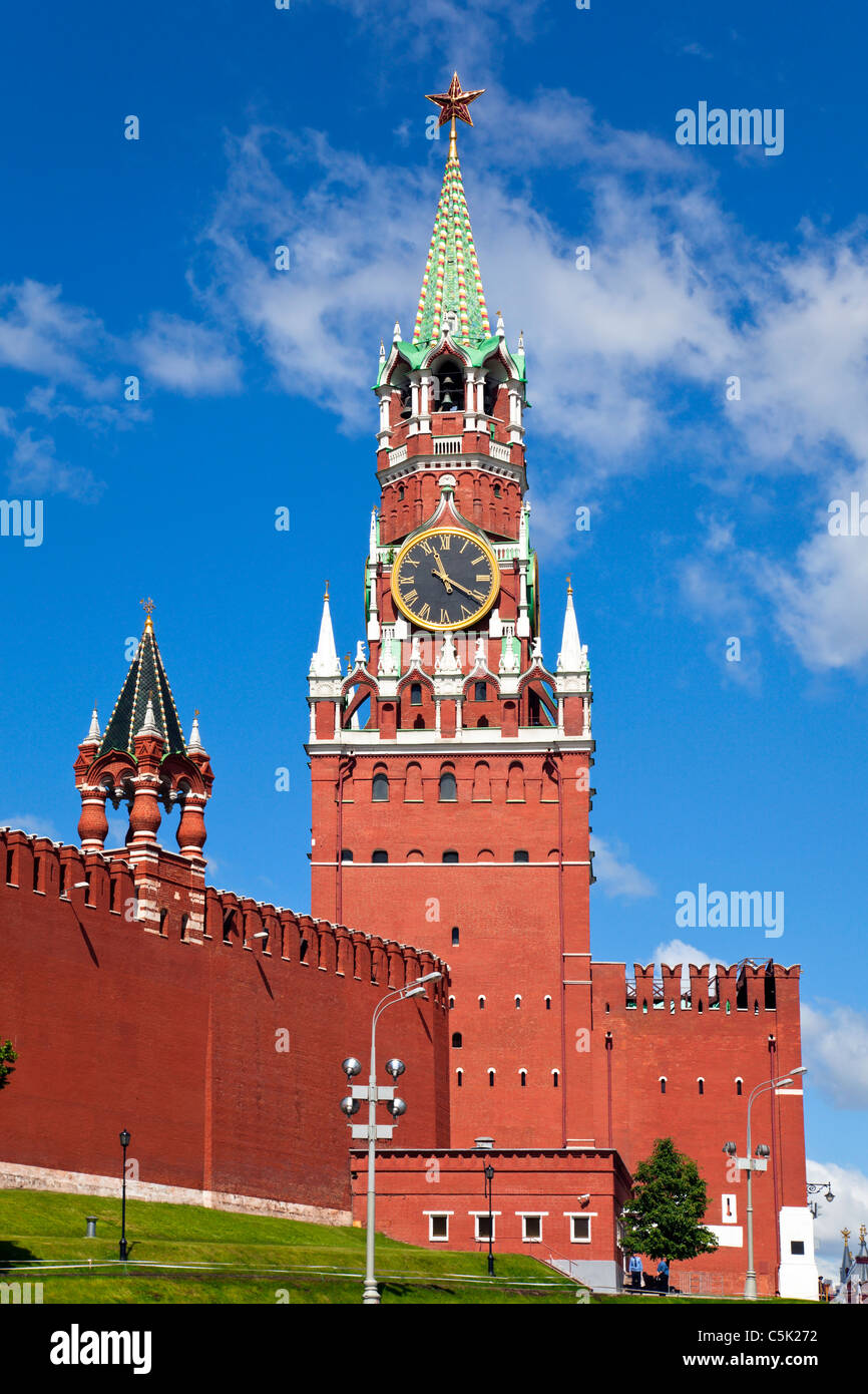 Big red wall clock hi-res stock photography and images - Alamy