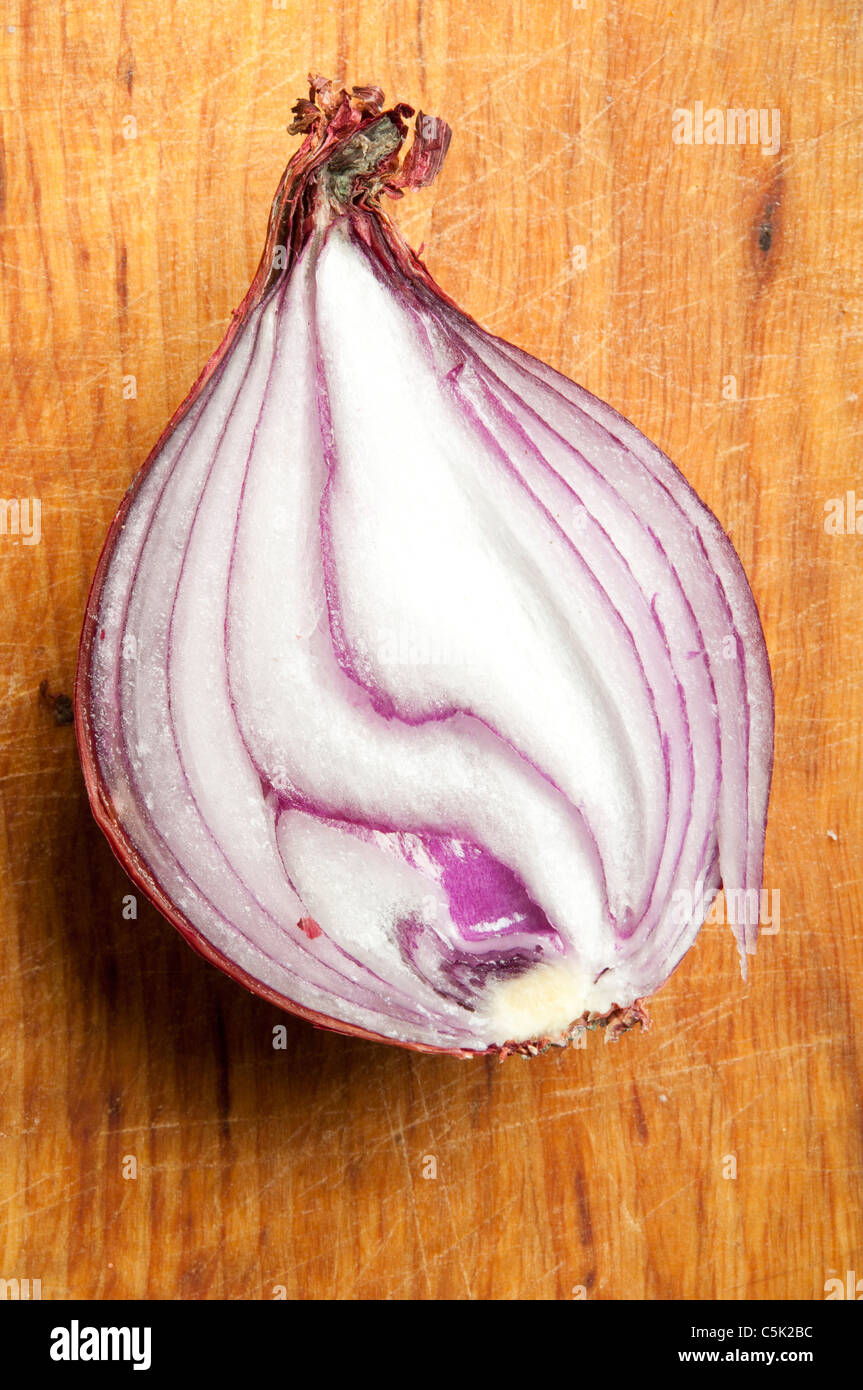 red onion cut in half Stock Photo - Alamy