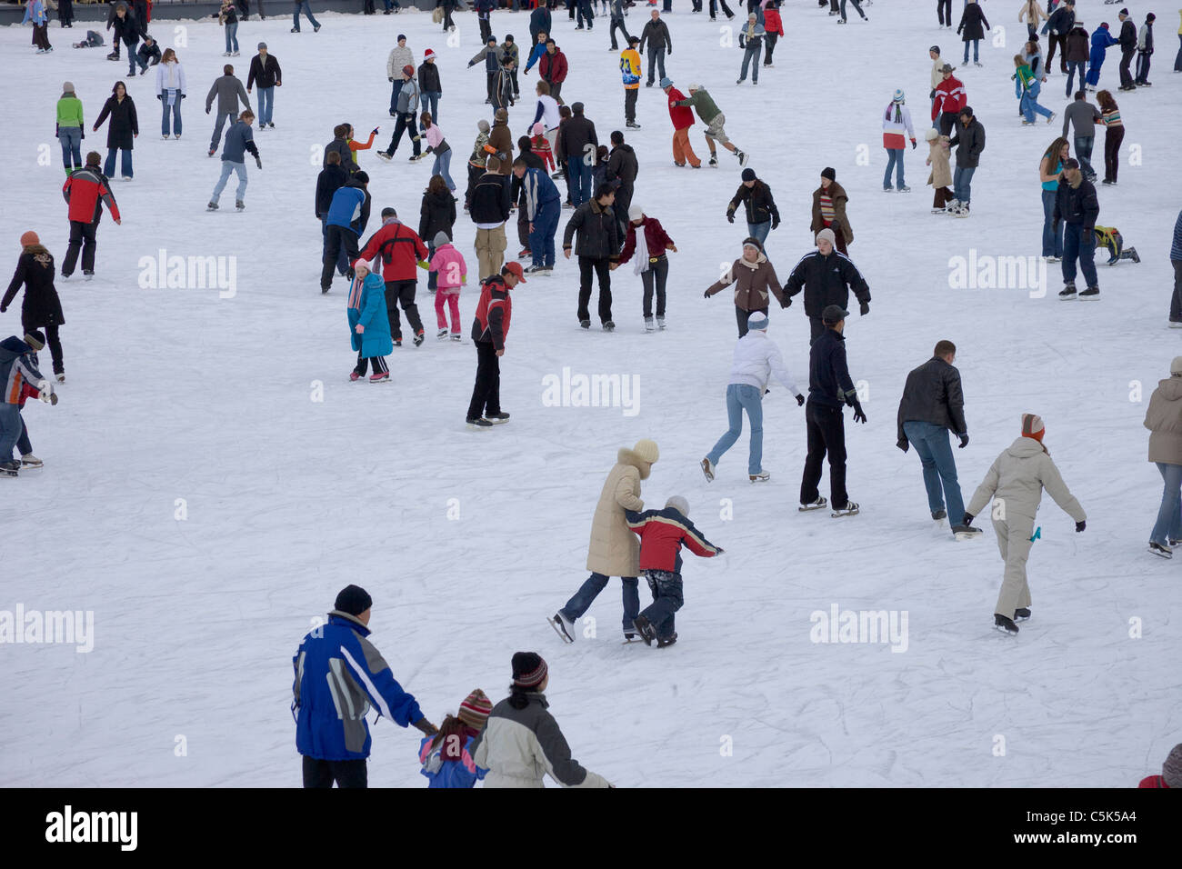 Crowded ice rink hi-res stock photography and images - Alamy