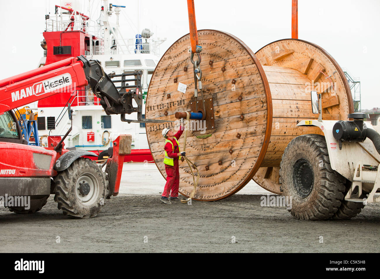 Offshore electric cabling for the Walney Offshore windfarm project ...