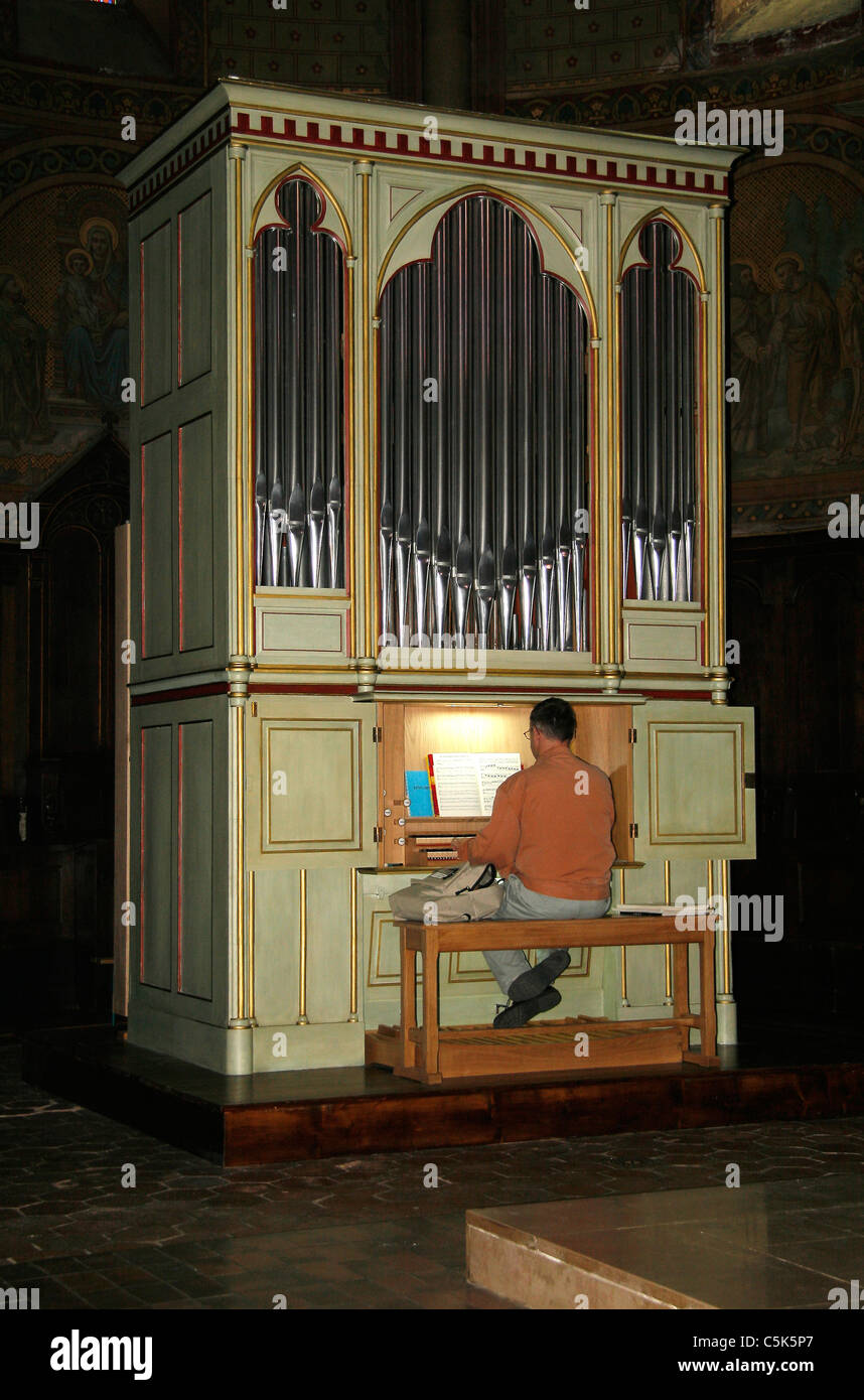Man plays organ hi-res stock photography and images - Alamy