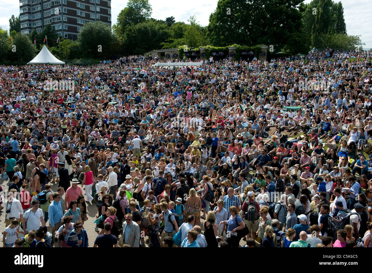 Packed stadium crowds hi-res stock photography and images - Alamy