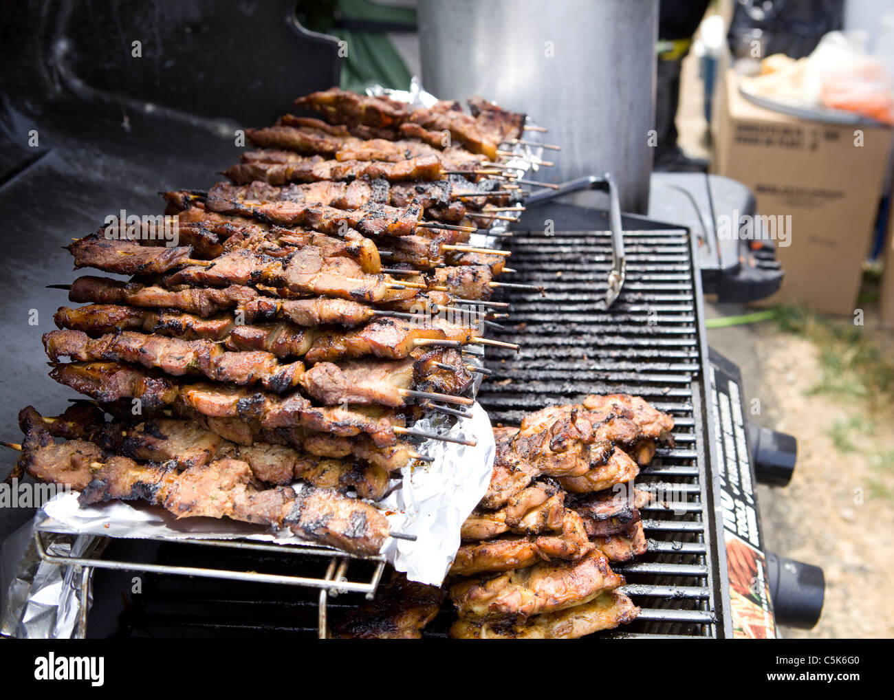 Beef barbecue skewers keep warm on top rack of grill Stock Photo - Alamy
