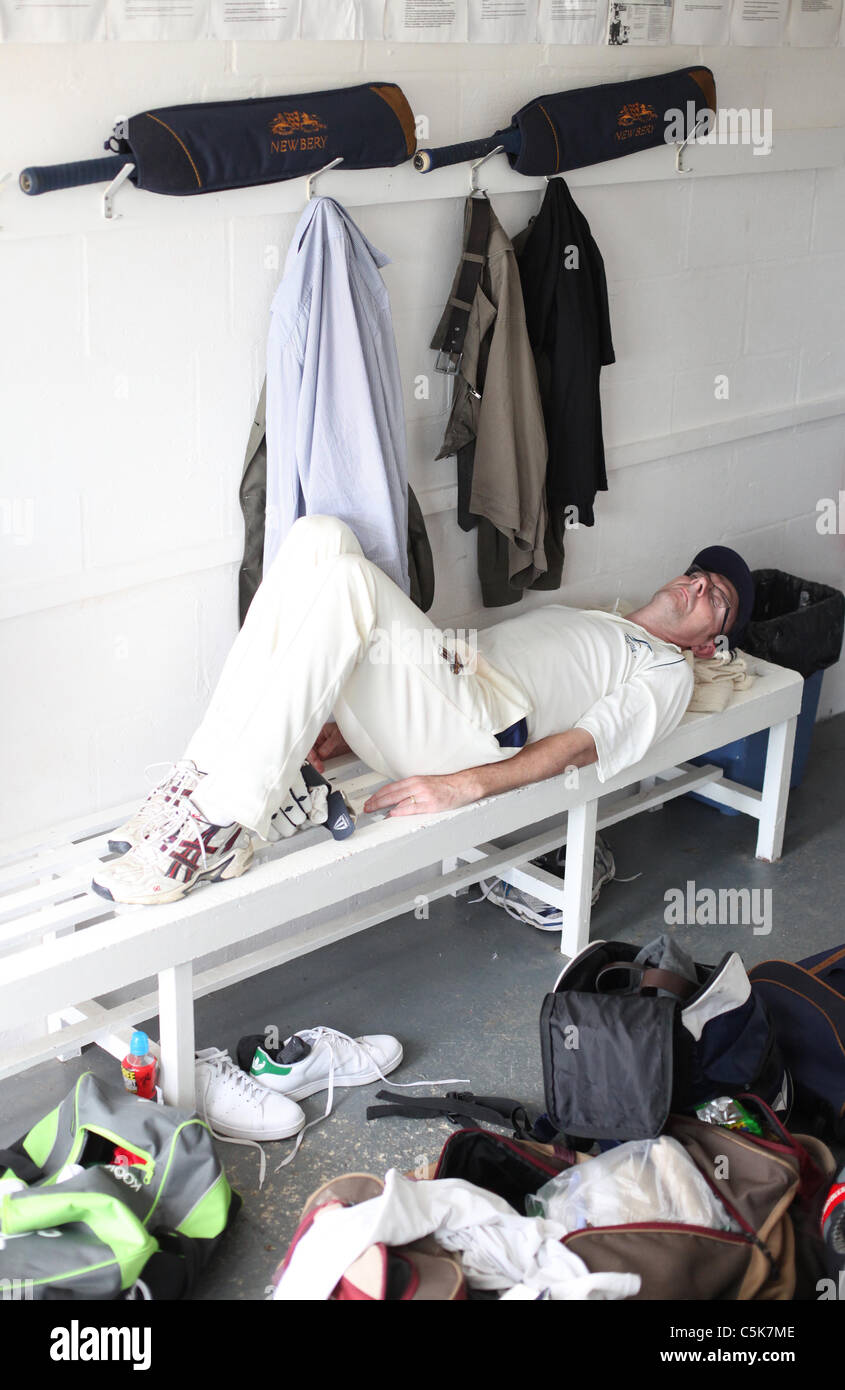 Man in cricket gear hi-res stock photography and images - Alamy