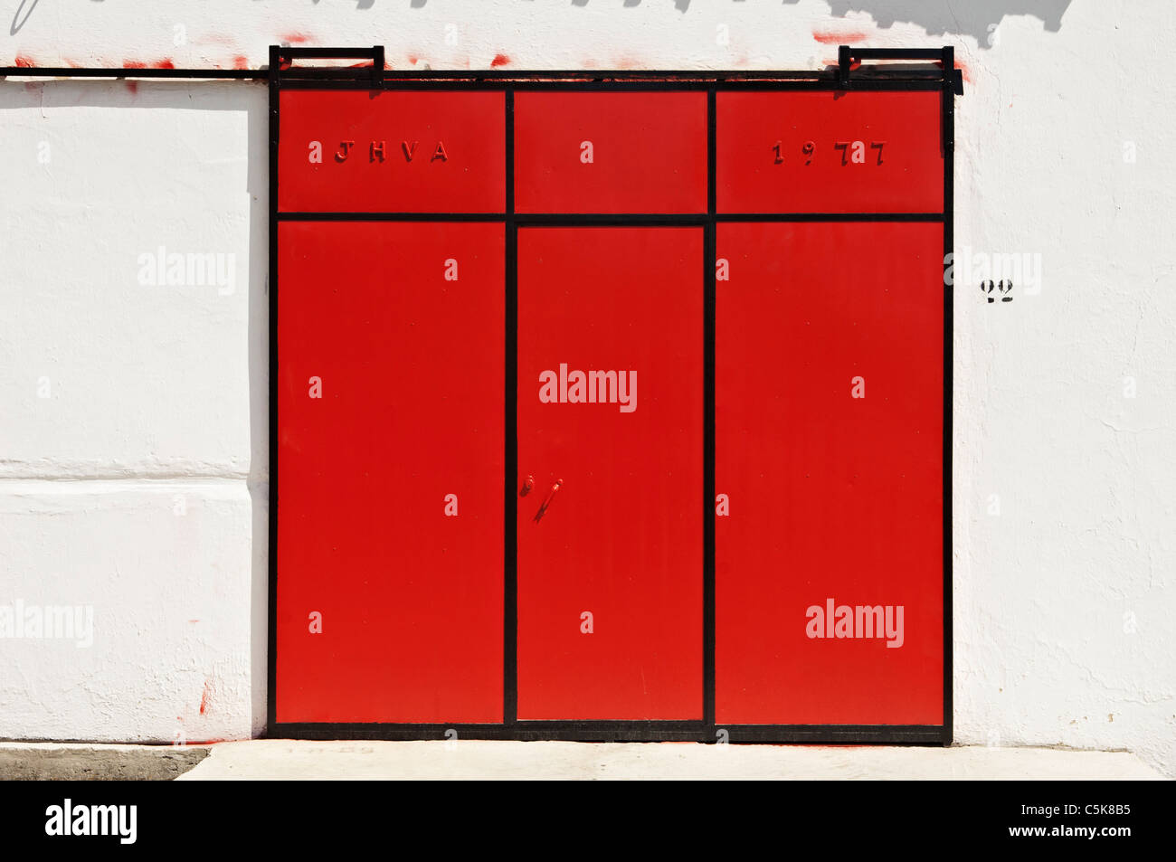 Old sliding warehouse door hi-res stock photography and images - Alamy