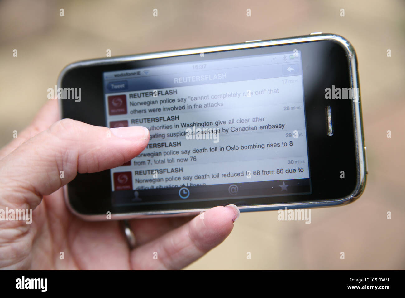Person using twitter smartphone hi-res stock photography and images - Alamy