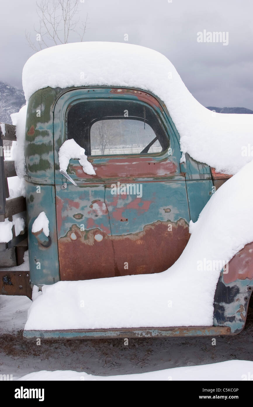 Covered pickup truck hi-res stock photography and images - Alamy