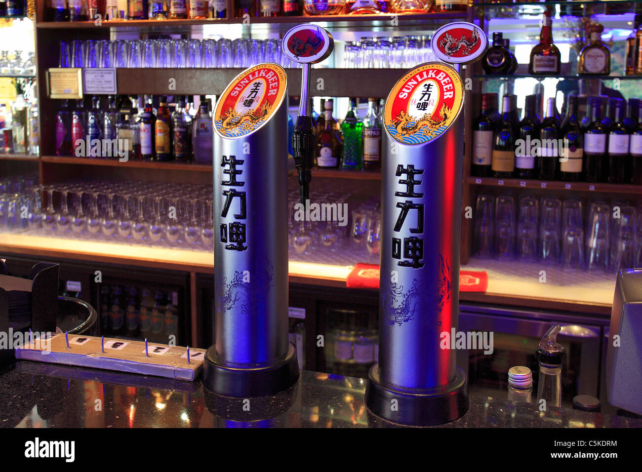 Pub bar pumps in public hi-res stock photography and images - Alamy