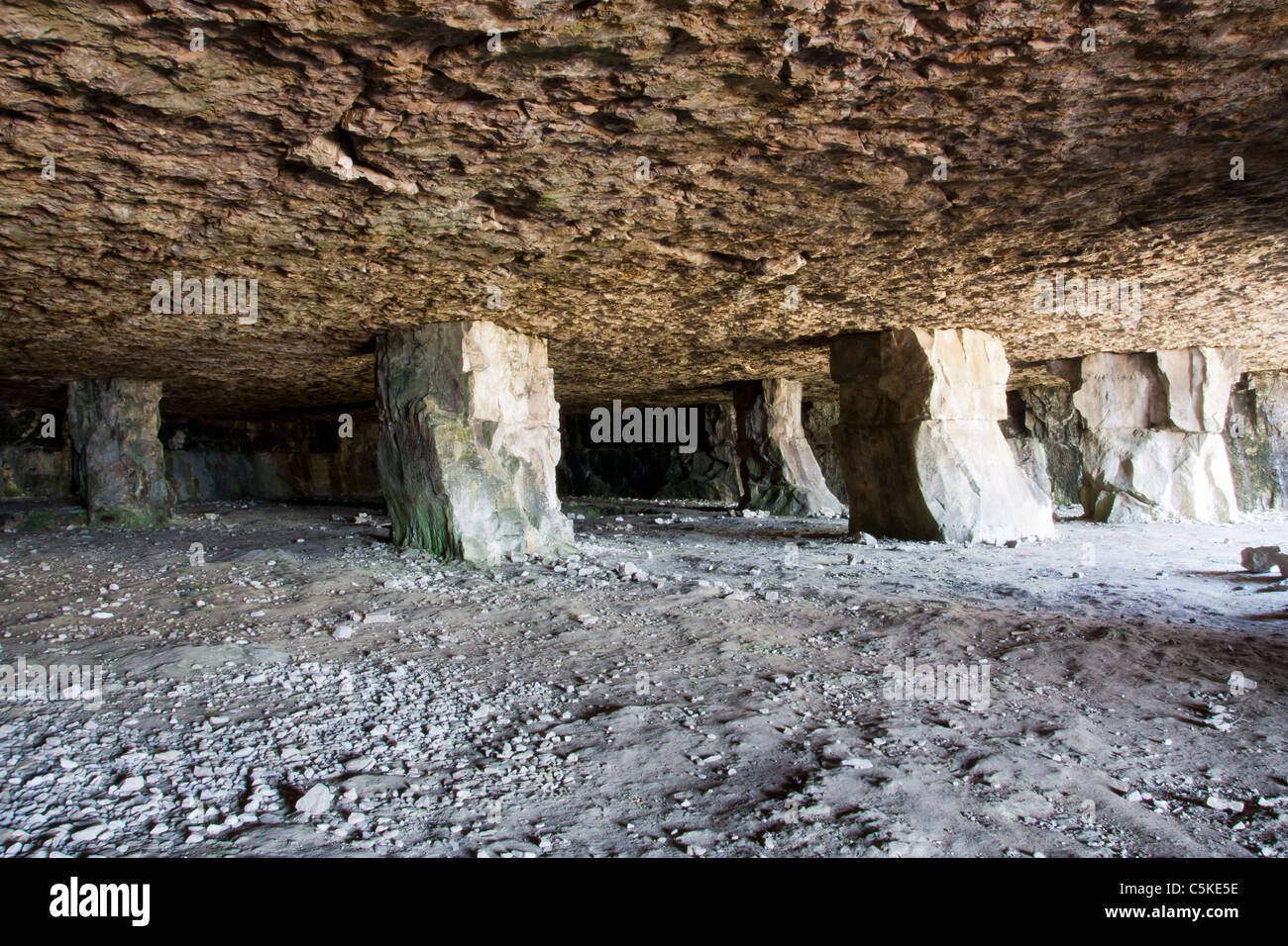 Winspit caves dorset hi-res stock photography and images - Alamy
