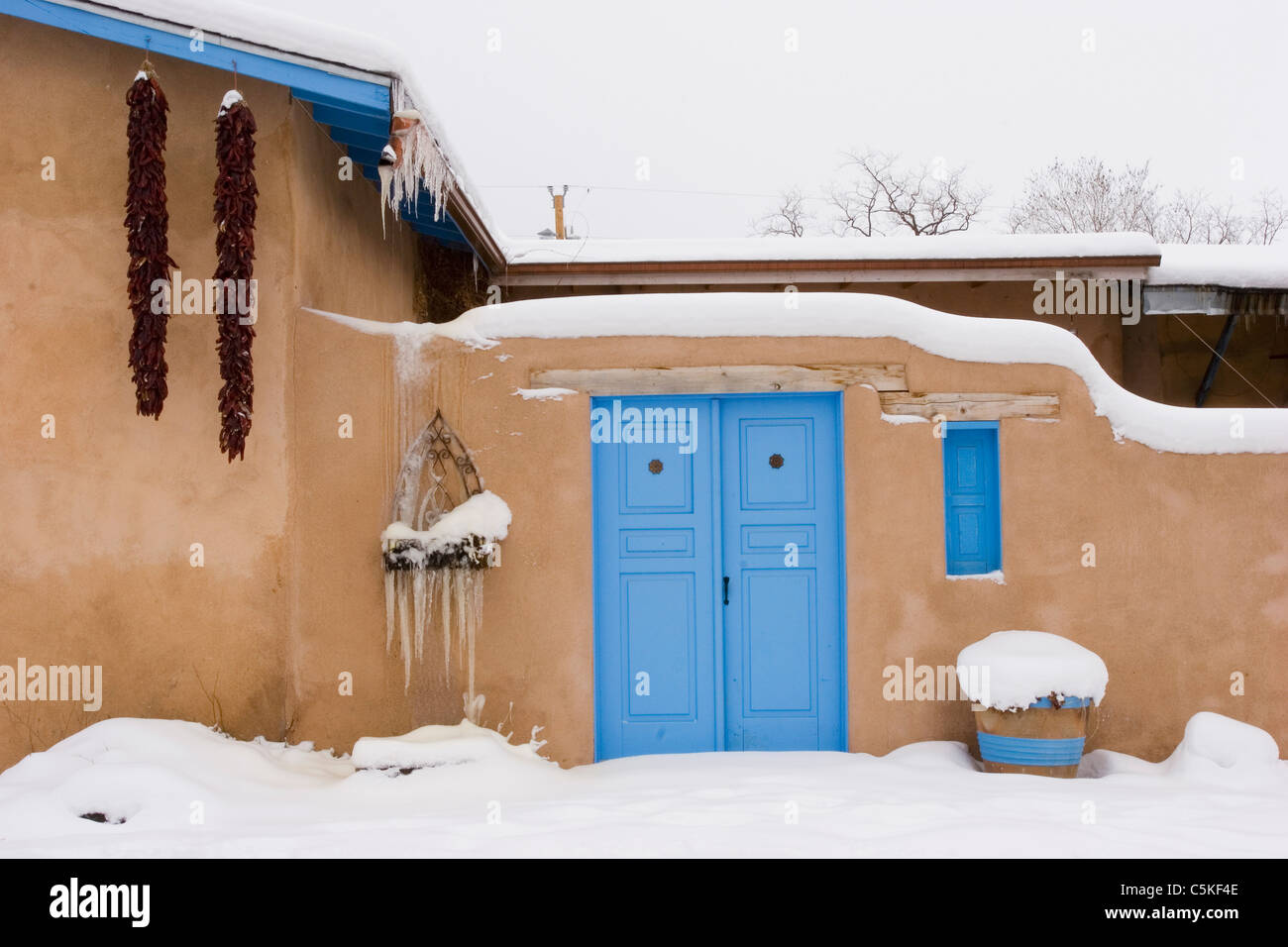 Adobe home in winter hi-res stock photography and images - Alamy
