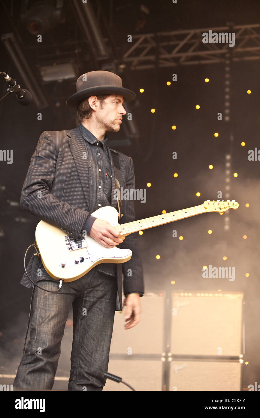 Radiohead performing on the park stage hi-res stock photography and ...