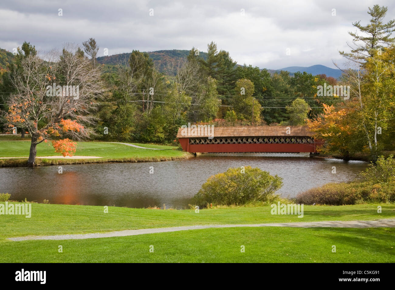 Grass covered golf course hi-res stock photography and images - Alamy