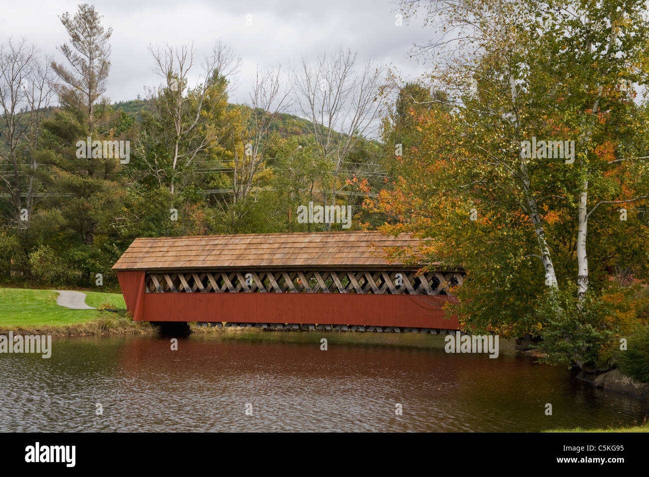 New england red covered bridge hi-res stock photography and images - Alamy