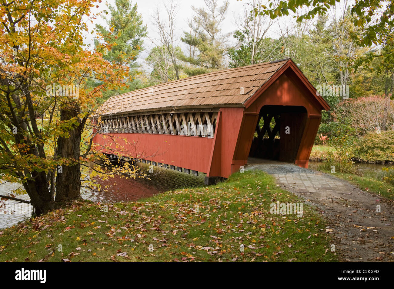 Golf course covered bridge hi-res stock photography and images - Alamy