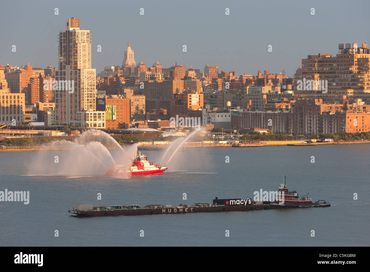 Fdny fire boat marine fire hi-res stock photography and images - Alamy