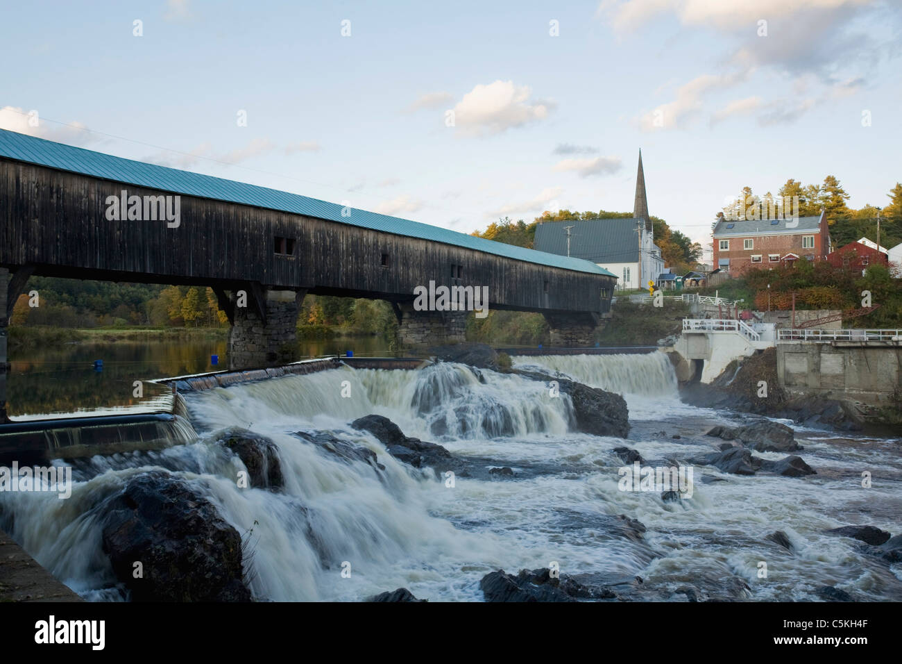 Covered bridge and river in Bath NH Stock Photo - Alamy