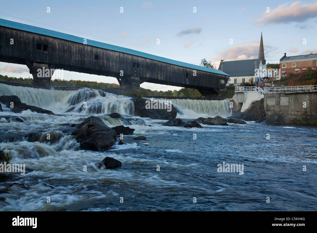 Covered bridge and river in Bath NH Stock Photo - Alamy
