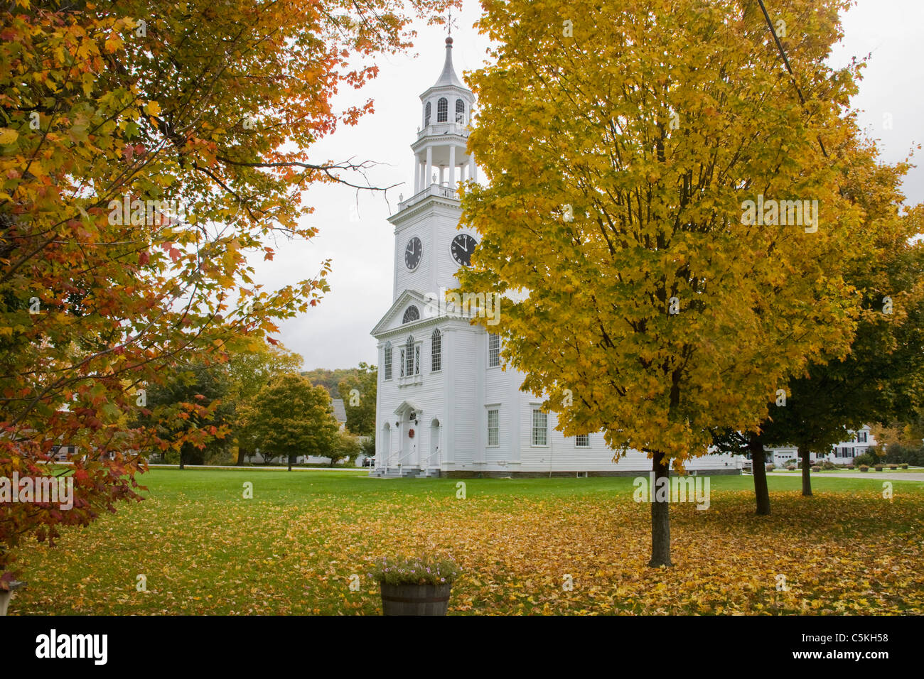 New england church fall hi-res stock photography and images - Alamy