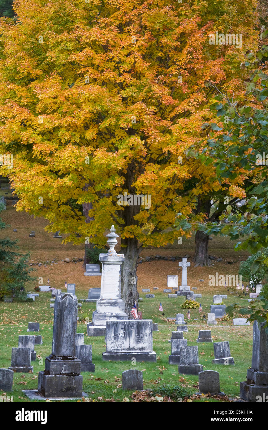 Headstones in cemetery hi-res stock photography and images - Alamy