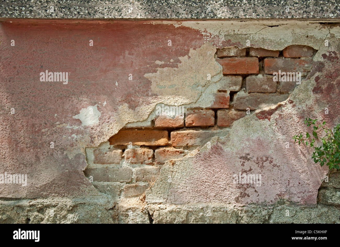 Rundown wall hi-res stock photography and images - Alamy